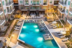 Lavish Gold Apt | Resort Pool, Laundry, Parking Reviews, Deals & Photos ...