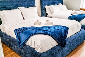 Lavish Gold Apt | Resort Pool, Laundry, Parking Reviews, Deals & Photos ...