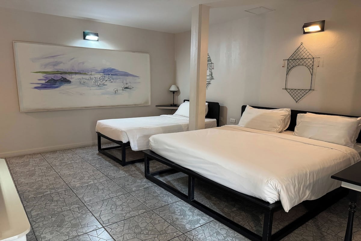 Quarto Triplo | Minibar, cofre no quarto, secretária, ferro/tábua de engomar