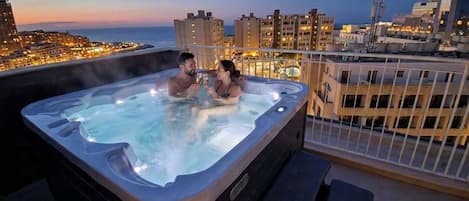 Penthouse Deluxe, vista para o mar | Banheira de hidromassagem privativa