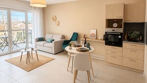 Um apartamento moderno com sala de estar, espaço para refeições e cozinha.