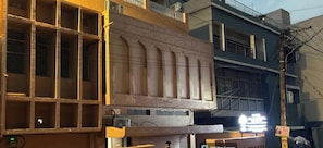 Um edifício com vários andares e uma mistura de estilos arquitetônicos, incluindo janelas em arco e varandas.
