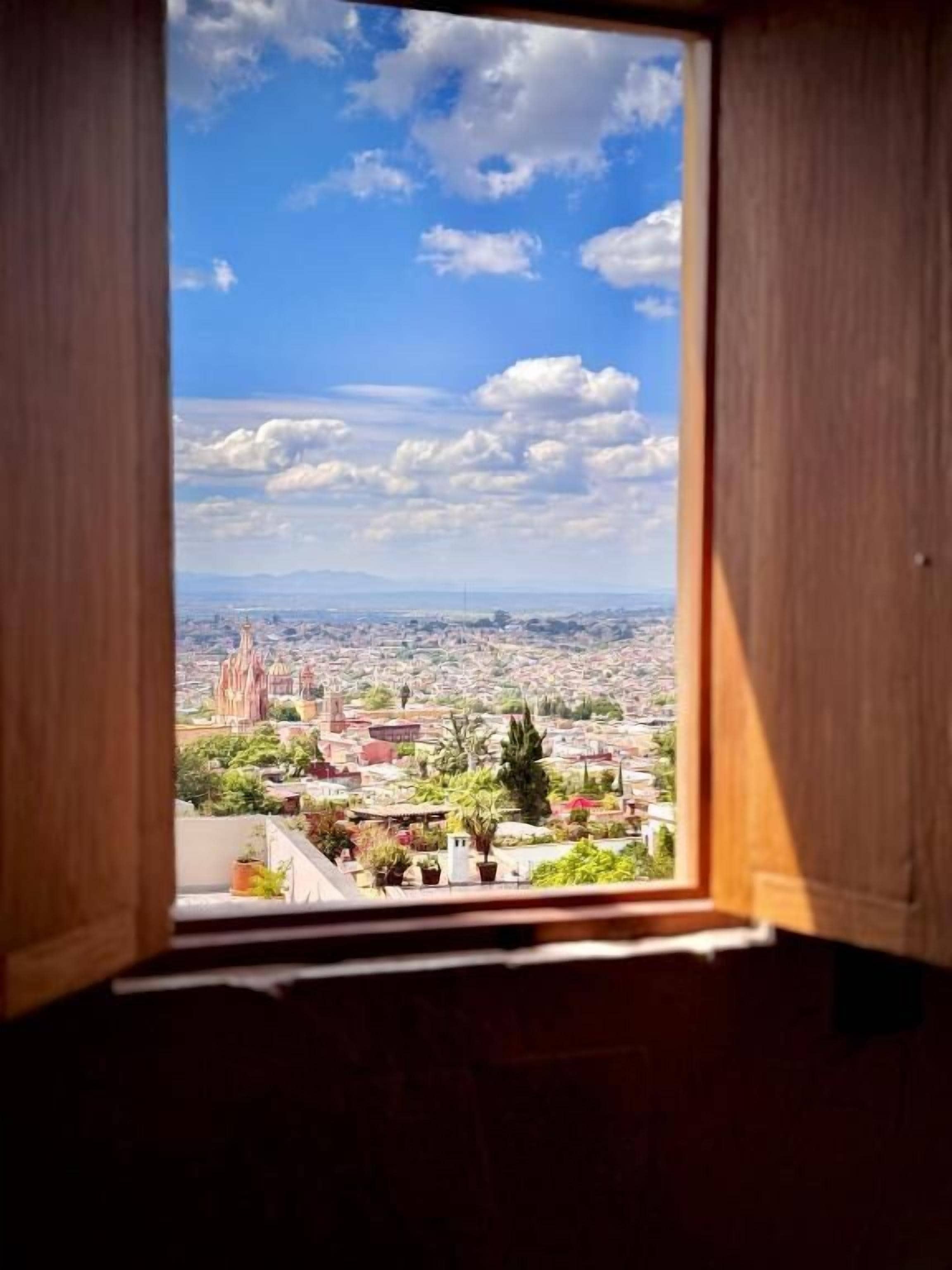Suíte luxo, sacada, vista para a cidade | Parte interna