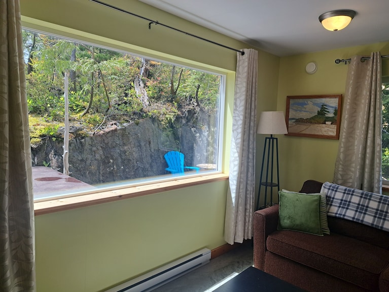 Escape To Your Own Private Suite With Hot Tub, Comfort, Nature, And Relaxation - Ucluelet