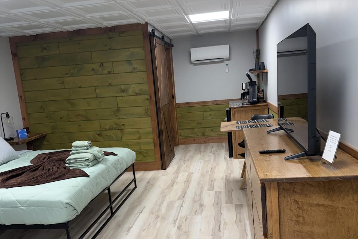 Quarto, 1 cama King, vista para a montanha, no piso térreo | Espaço de trabalho para notebook, cortinas blackout