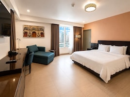 Quarto Deluxe, Vista para a cidade | Cofre no quarto, secretária, quartos insonorizados