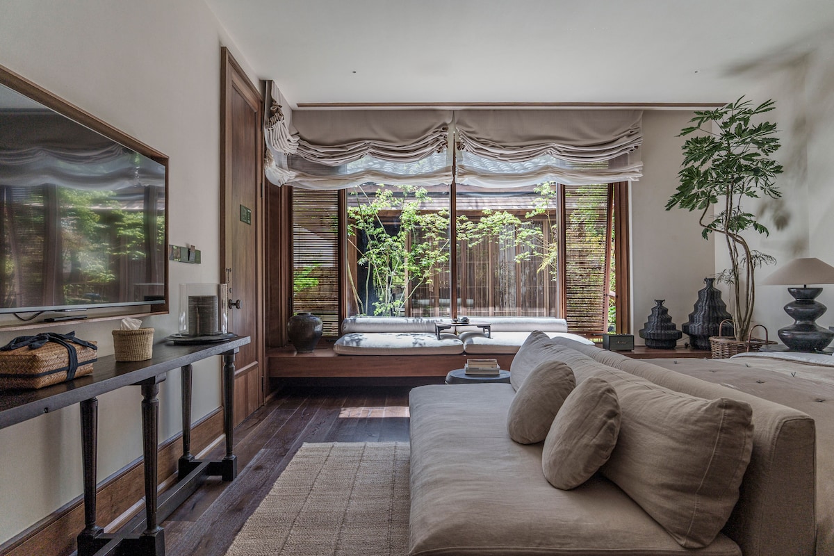 Quarto casal básico, vista para o pátio | Roupas de cama de algodão egípcio, roupas de cama premium