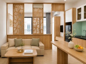Uma sala de estar moderna com um sofá, mesa de centro e um painel decorativo.