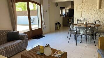 Private use of both Cottage | Sala de estar | TV de ecrã plano