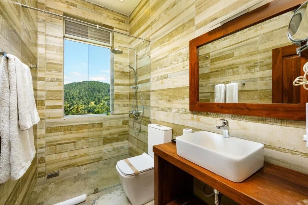 Quarto casal superluxo, sacada, vista para a montanha | Banheiro | Chuveiro, produtos de toalete grátis, secador de cabelo, bidê