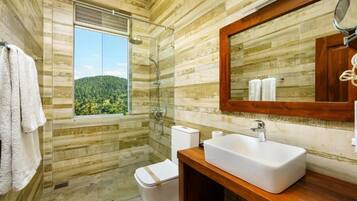 Quarto casal superluxo, sacada, vista para a montanha | Banheiro | Chuveiro, produtos de toalete grátis, secador de cabelo, bidê