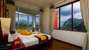 Quarto Duplo de Luxo, varanda, vista para a montanha | Secretária adequada para computadores portáteis, Wi-fi grátis