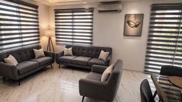 Casa, 4 quartos | Sala de estar