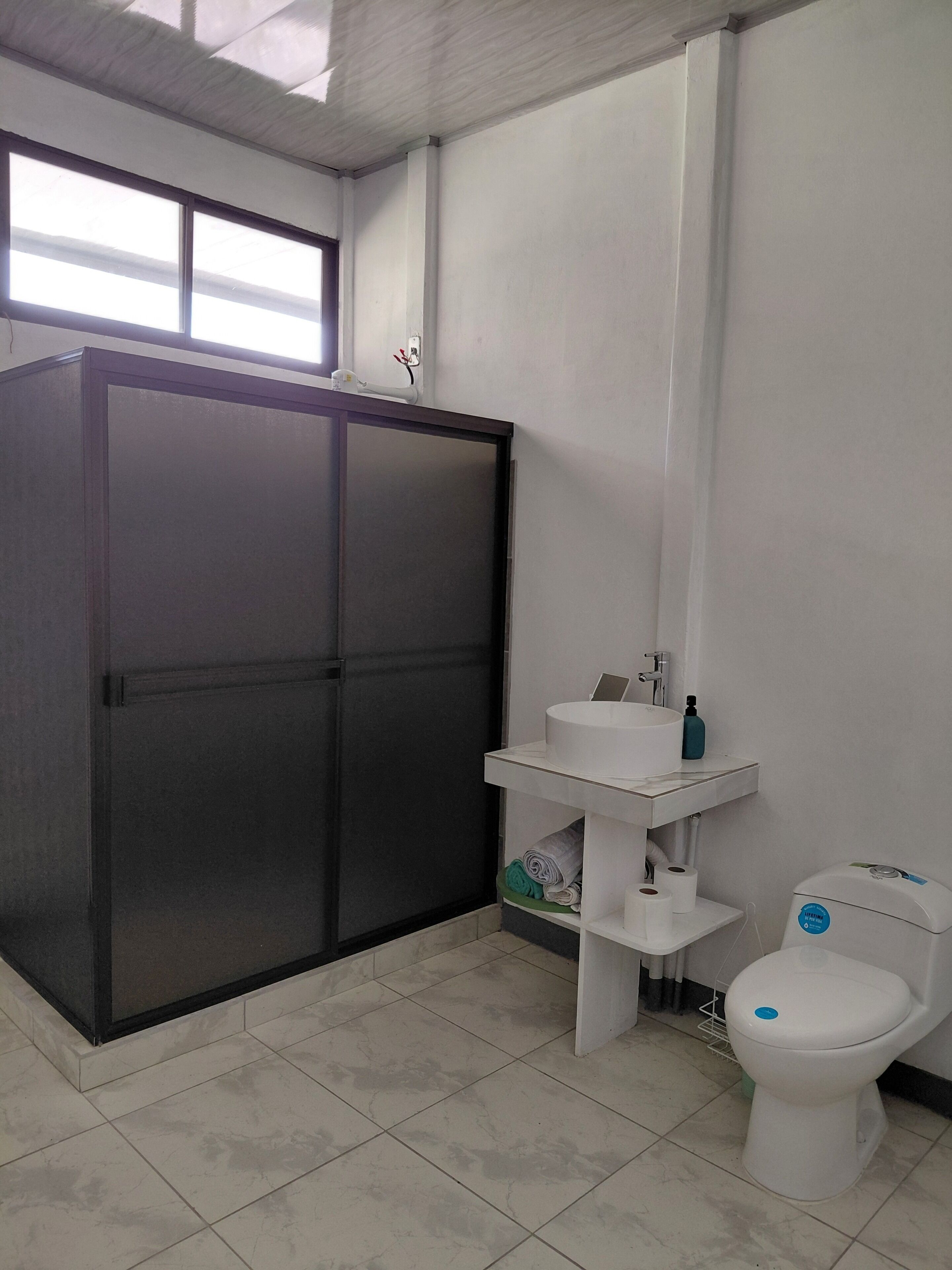 Quarto Duplo ou Twin Básico, vista para o jardim | Casa de banho | Um polibã, toalhas fornecidas, sabão, champô 