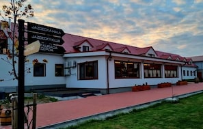 Edifício com placas indicando 'JAZDECKÁ HALA' e 'JAZDECKÝ KLUB', mostrando um hotel e um clube.