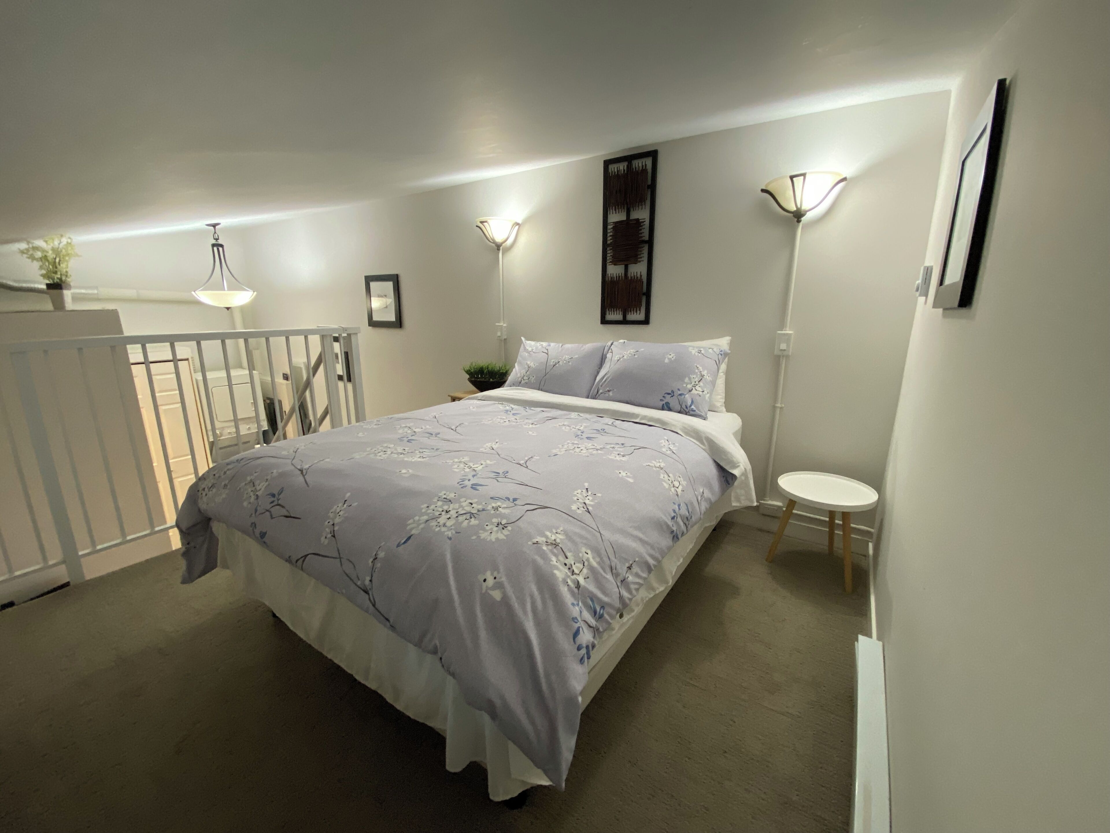 Cozy One Bedroom Loft With Private Fenced Yard/ 5 Mins From Lake! - Lake Cowichan