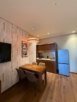 Quarto casal, sacada, vista para o mar | Opções para refeição