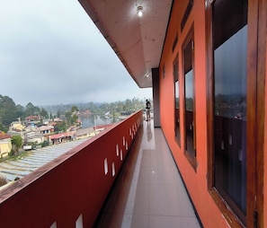 Varanda com vista para uma cidade e um rio.