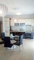 Apartamento, varanda, vista para o pátio | Restaurantes