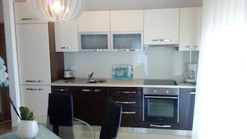 Apartamento, varanda, vista para o pátio | Cozinha privada | Uma chaleira elétrica 