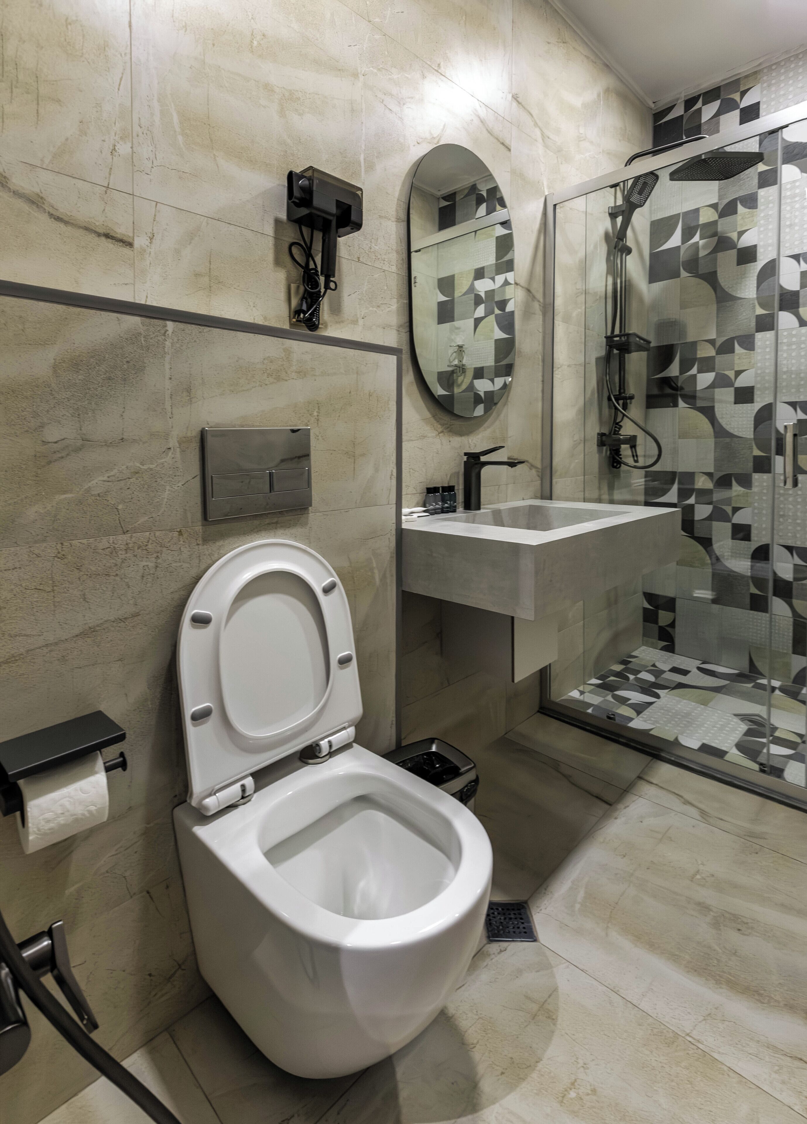 Quarto Duplo Deluxe | Casa de banho | Um polibã, artigos de higiene pessoal grátis, um secador de cabelo 