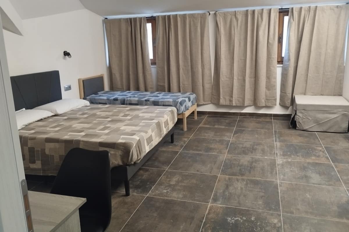 Quarto Quádruplo Clássico, vista para a colina | Wi-fi grátis 