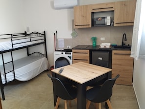 Suite Básica, vista para o mar | Sala de estar | Televisor de ecrã plano de 32 polegadas com canais por cabo 