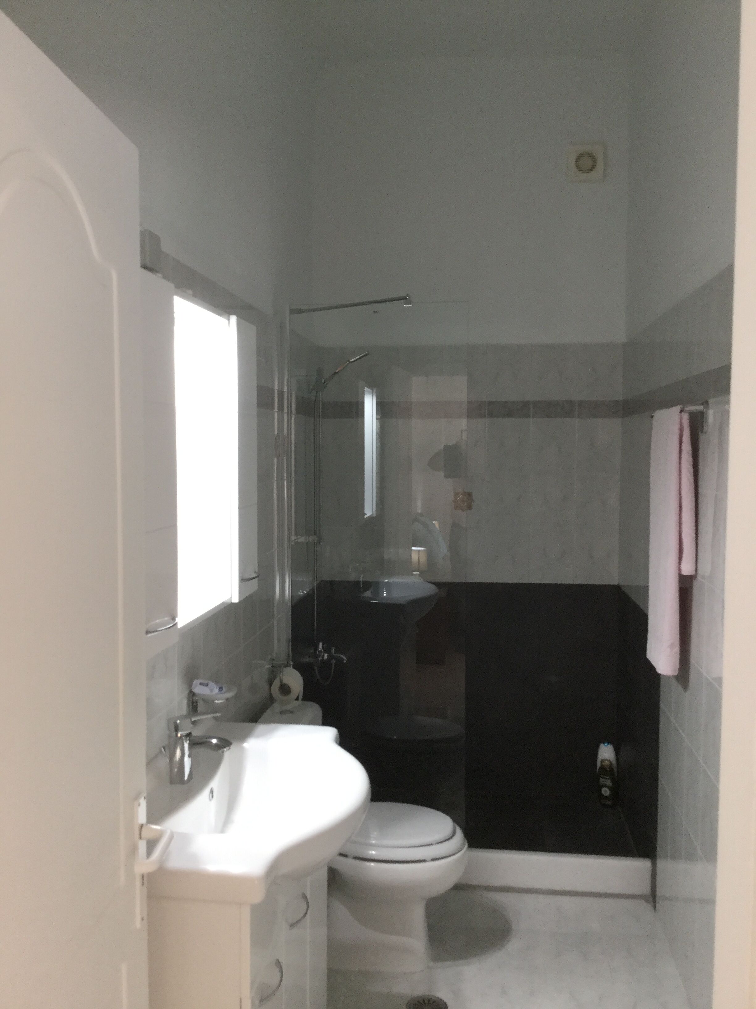 Apartamento, vista para o pátio | Casa de banho | Um secador de cabelo, toalhas fornecidas, papel higiénico 