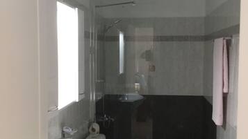 Apartamento, vista para o pátio | Casa de banho | Um secador de cabelo, toalhas fornecidas, papel higiénico