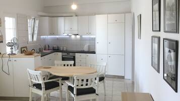 Apartamento, vista para o pátio | Restaurantes
