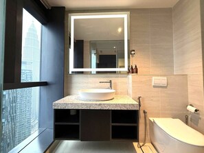 Apartamento, 2 quartos, vista para a cidade | Banheiro