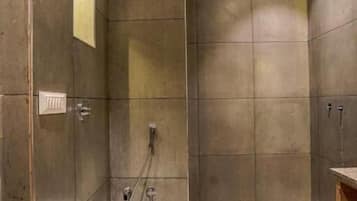 Quarto Duplo Superior, vista para a piscina | Casa de banho | Um polibã, um secador de cabelo, chinelos, toalhas fornecidas