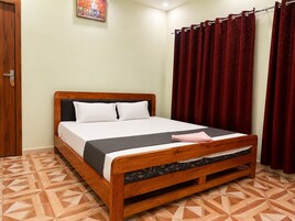 Quarto casal básico | Escrivaninha, espaço de trabalho para notebook, Wi-Fi de cortesia