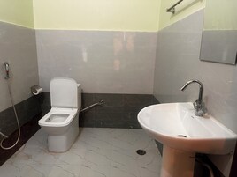 Quarto Duplo Básico | Casa de banho | Um polibã, artigos de higiene pessoal grátis, toalhas fornecidas, sabão 