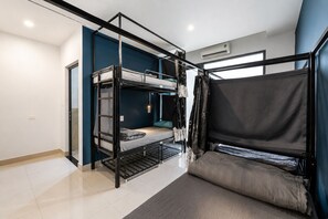 Quarto com beliche, janela, porta e ar condicionado.