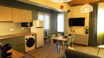 Apartamento, várias camas, vista para a colina | Interior
