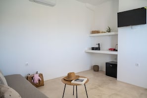 Family Suite Sea View | Sala de estar | Televisor de 32 polegadas com canais por cabo 