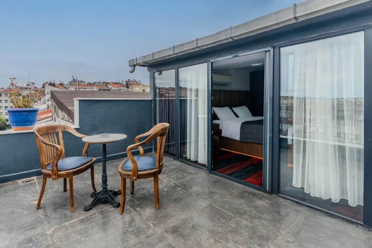Suite Deluxe, varanda | Quartos insonorizados, ferro/tábua de engomar, Wi-fi grátis 