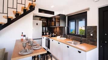 Suíte família, sacada, vista para a piscina | Cozinha privada