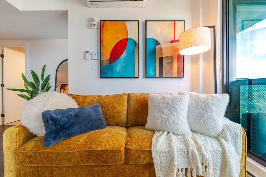 Modern Escape | Free Parking & Rooftop Pool - Laval, Quebec, Canadà