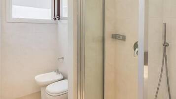 Quarto triplo luxo, vista para a cidade | Banheiro | Chinelos