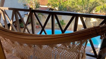Chalé Superior, vista para a piscina | Terrenos do alojamento