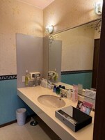 Quarto casal ou duplo luxo, várias camas, para não fumantes, micro-ondas | Banheiro | Banheira e chuveiro separados, produtos de toalete grátis