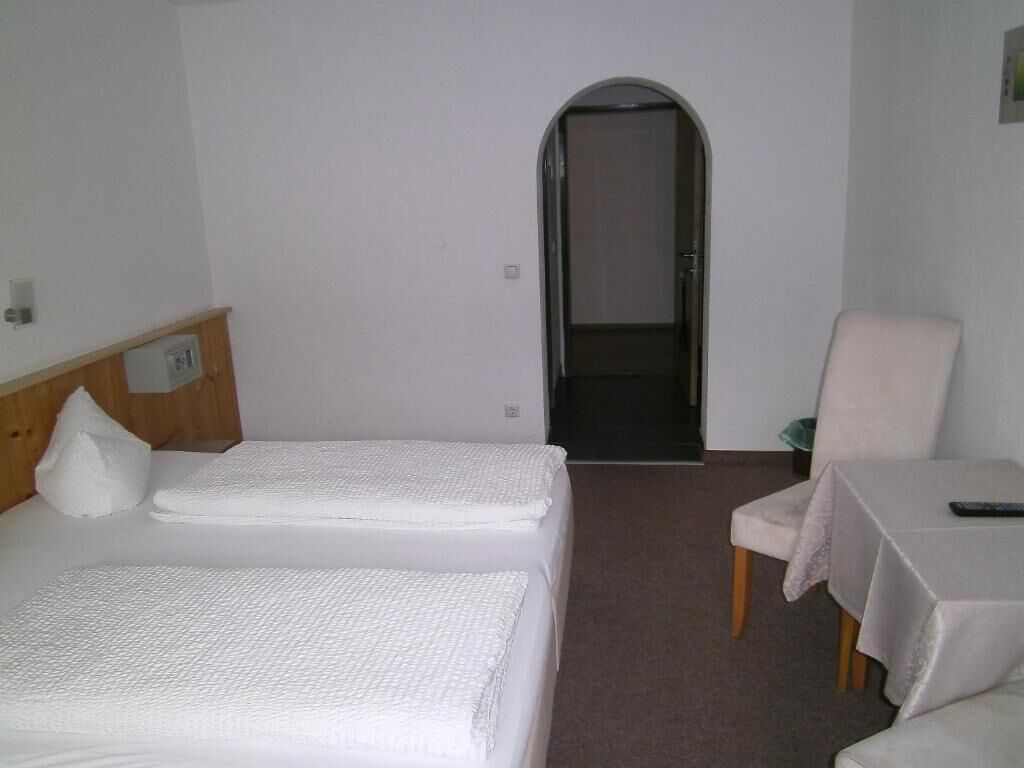 Quarto casal ou duplo básico, sacada, vista para a montanha | Cofres nos quartos, Wi-Fi de cortesia
