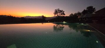 Piscina externa, funciona das 7h às 20h, espreguiçadeiras