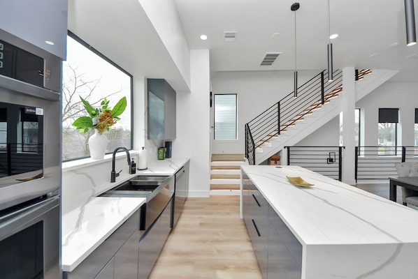 Modern 4-Story Houston Retreat w/Rooftop Views Reviews, Deals & Photos ...