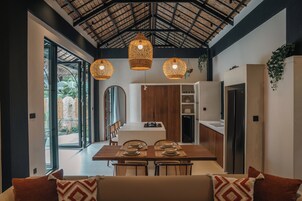 Vila superluxo, vista para a piscina | Opções para refeição