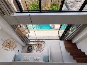 Decoração moderna com escada que dá para uma varanda com vista para a piscina.