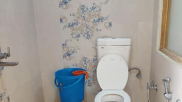 Quarto Familiar | Casa de banho | Um polibã, artigos de higiene pessoal grátis, toalhas fornecidas, sabão