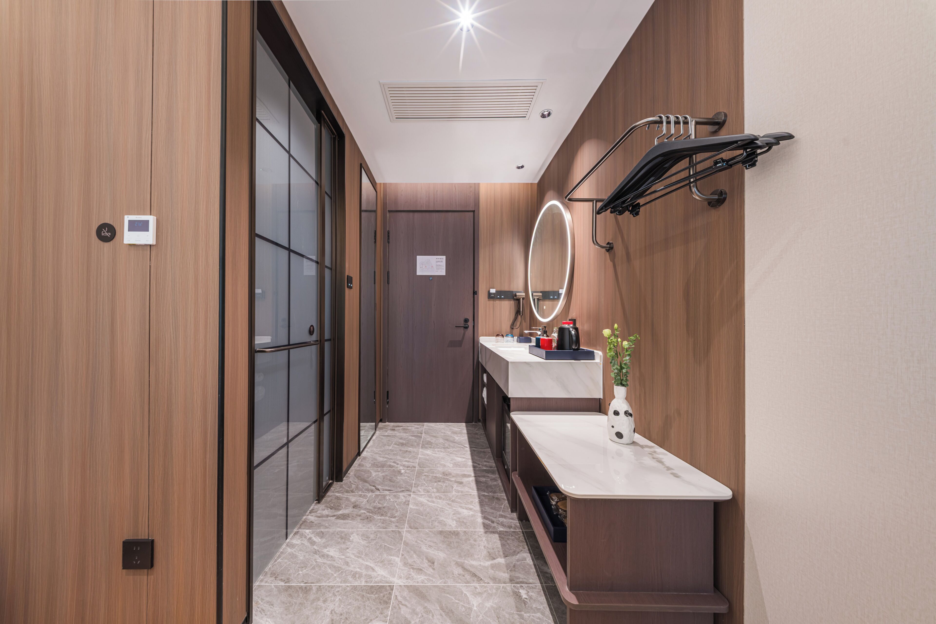 Edredons de pluma, cortinas blackout, Wi-Fi de cortesia, roupa de cama